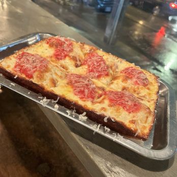 DESCENDANT DETROIT STYLE PIZZA - Updated September 2025 - 704 Photos ...