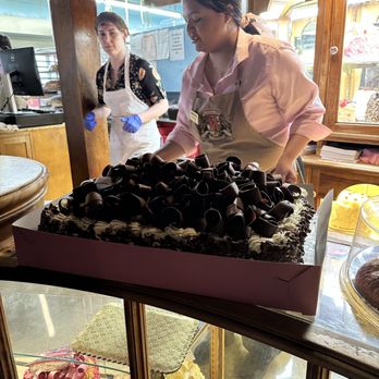 MADONNA INN BAKERY - 128 Photos & 67 Reviews - 100 Madonna Rd, San Luis ...