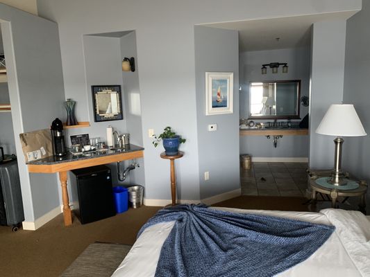 BLUE WAVE INN - Updated March 2025 - 26 Photos - 2521 W Lakeshore Dr ...