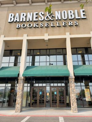 BARNES & NOBLE BOOKSELLERS - Updated September 2024 - 164 Photos & 131 ...