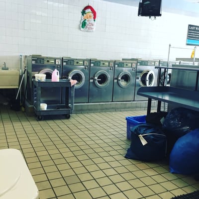 SUDS R US LAUNDROMAT - Updated May 2026 - 12 Photos - 323 Jericho Tpke ...