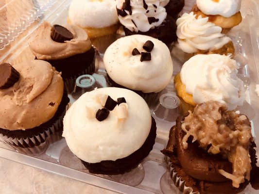 KARMA CAKES - 31 Photos & 23 Reviews - Cupcakes - 223 S 5th St, Leavenworth, KS - Phone Number ...