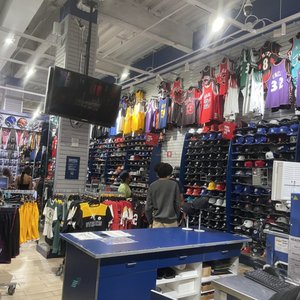 LIDS LOCKER ROOM - Updated May 2024 - 18 Reviews - 1450 Ala Moana Blvd ...