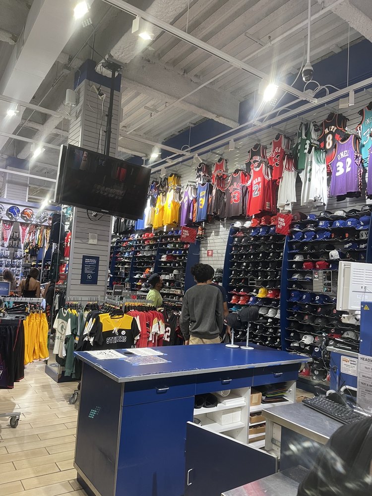 LIDS LOCKER ROOM - Updated May 2024 - 28 Photos & 27 Reviews - 231 ...