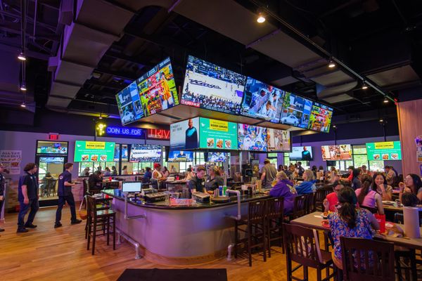 PLUCKERS WING BAR - MEYERLAND - Updated December 2025 - 130 Photos ...