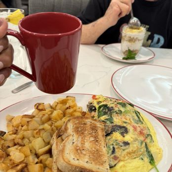 STRAT CAFÉ - Updated July 2024 - 412 Photos & 270 Reviews - 2000 Las ...