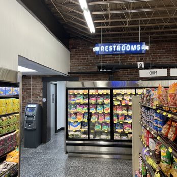 SOUTH POINT GROCERY - Updated October 2025 - 73 Photos & 25 Reviews - 136 Webster Ave, Memphis ...