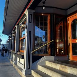 THE RED PARROT RESTAURANT - Updated July 2025 - 1372 Photos & 1433 ...