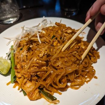 MOON THAI AND JAPANESE RESTAURANT - Updated October 2024 - 805 Photos ...