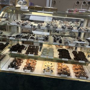 LINDT CHOCOLATE SHOP - Updated September 2025 - 16 Photos & 12 Reviews ...