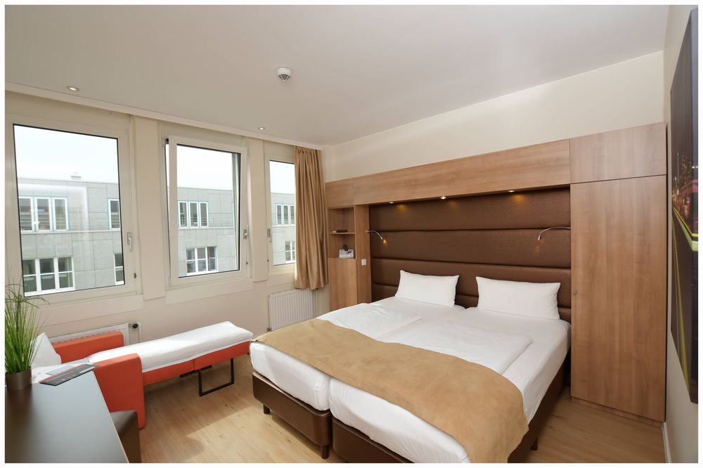 MOTEL PLUS BERLIN - 28 Photos - Silbersteinstr. 30 - 34, Berlin ...