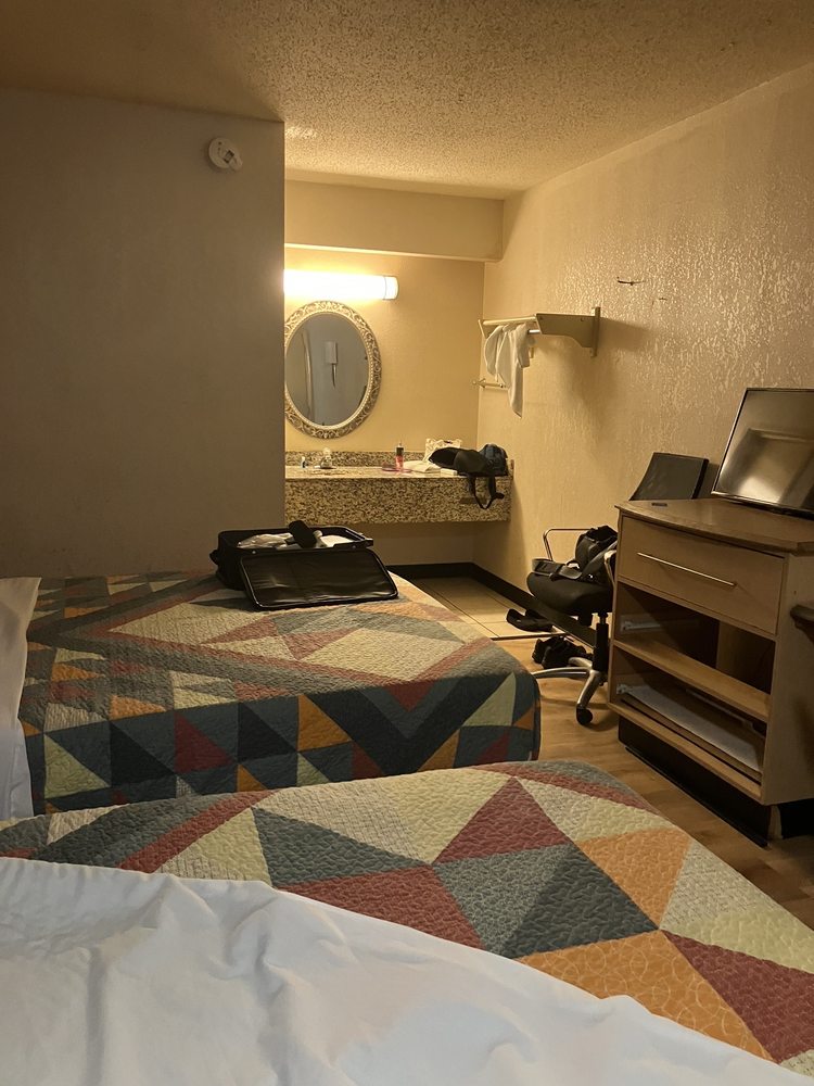 RODEWAY INN - Updated October 2025 - 20 Photos & 10 Reviews - 2920 ...