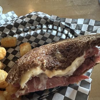 PUB 282 - Updated October 2025 - 73 Photos & 140 Reviews - 370 NE ...