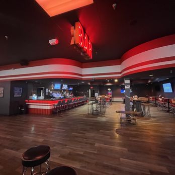 BOWLERO MURRIETA - 138 Photos & 134 Reviews - 40440 California Oaks Rd ...
