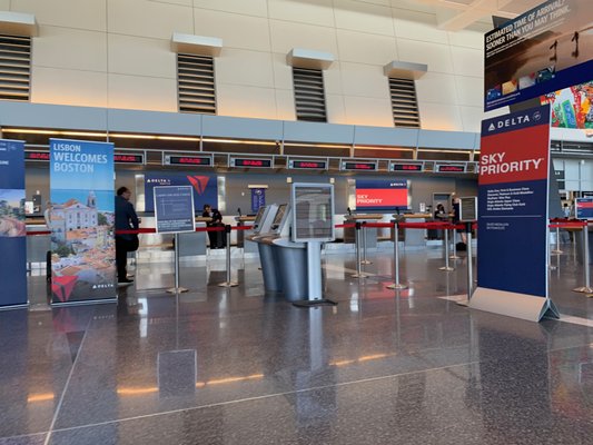 BOSTON LOGAN INTERNATIONAL AIRPORT - TERMINAL A - 155 Photos & 105 ...