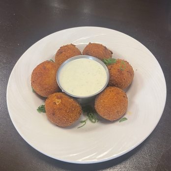 MYSTIC ROGUE IRISH PUB - Updated January 2026 - 206 Photos & 56 Reviews ...