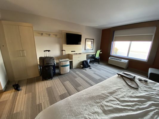 HOLIDAY INN EXPRESS & SUITES MEDFORD - Updated December 2024 - 40 ...