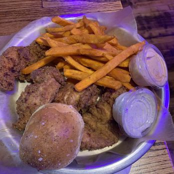 THE HOWLIN BIRD - Updated March 2025 - 197 Photos & 117 Reviews - 123 S ...