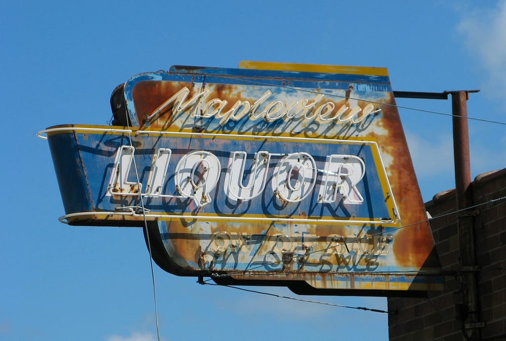 MAPLEVIEW LOUNGE & BOTTLE SHOP - Updated July 2025 - 204 Broadway ...