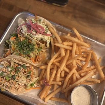 COMMONWEALTH - Updated November 2025 - 827 Photos & 1231 Reviews - 1022 ...