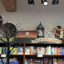 ROUNDABOUT BOOKS - Updated May 2025 - 52 Photos & 37 Reviews - 900 NW ...