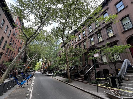 CARRIE BRADSHAW’S APARTMENT - Updated December 2025 - 58 Photos & 31 ...