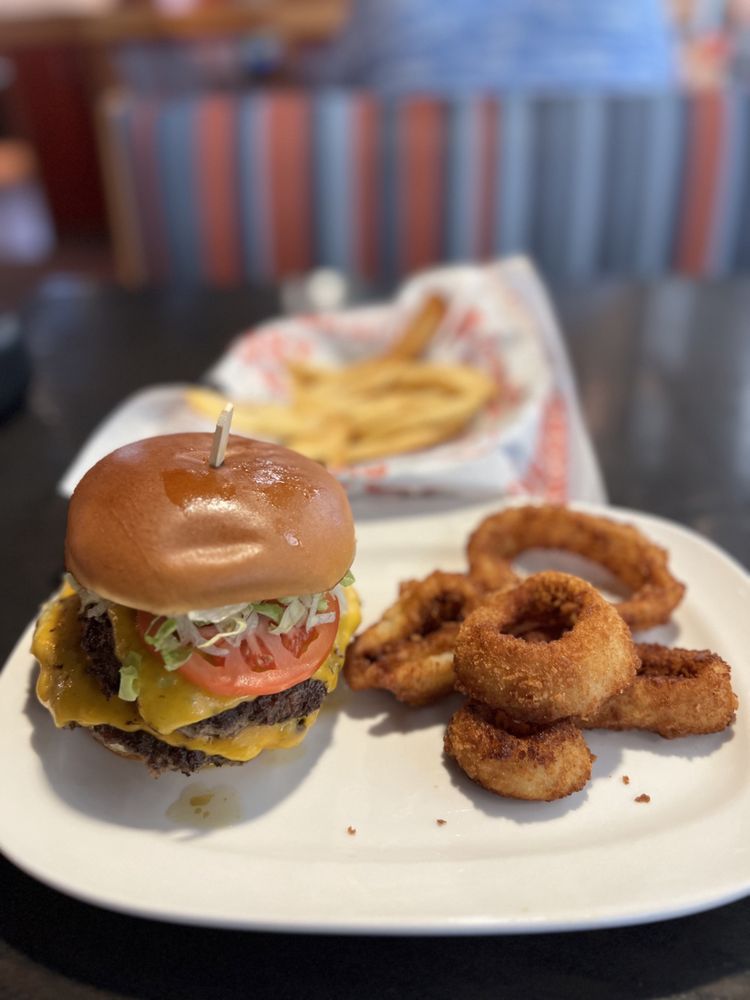 RED ROBIN GOURMET BURGERS AND BREWS - Updated May 2025 - 158 Photos ...