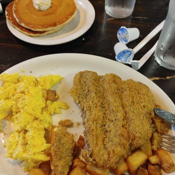 CHICKEN ‘N THE EGG - Updated April 2025 - 126 Photos & 156 Reviews ...