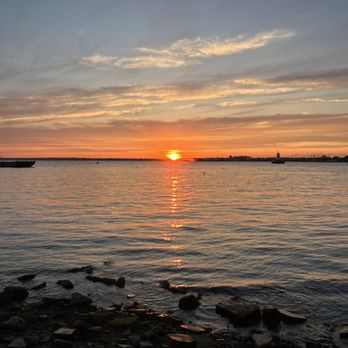 PIER 52 - Updated August 2025 - 186 Photos & 93 Reviews - 52 Ferry St ...