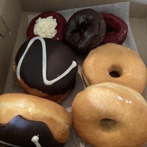 LOVE BUG’S BAKERY - 162 Photos & 119 Reviews - Doughnuts - 1609 S ...