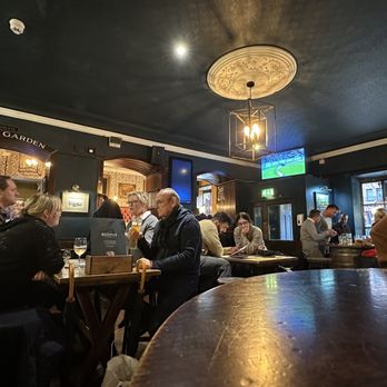 THE BEEHIVE INN - Updated April 2025 - 82 Photos & 82 Reviews - 18-20 ...