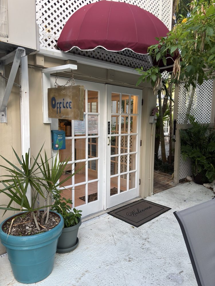 AUTHORS GUEST HOUSE - Updated June 2026 - 89 Photos & 66 Reviews - 725 ...