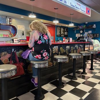 ROUNDABOUT DINER & LOUNGE - Updated July 2024 - 386 Photos & 619 ...