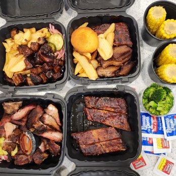 FAMOUS DAVE’S BAR-B-QUE - Updated July 2025 - 672 Photos & 610 Reviews ...