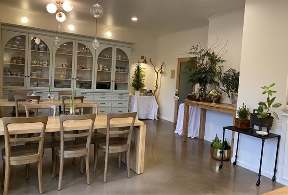 BUMBLEBEE FLOWERS & TEA - Updated July 2024 - 36 Photos & 27 Reviews - 141 N State St, Lake ...