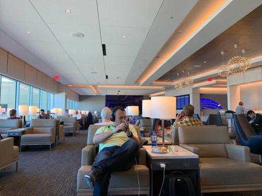 UNITED CLUB - 212 Photos & 148 Reviews - Airport Lounges - 2800 N ...