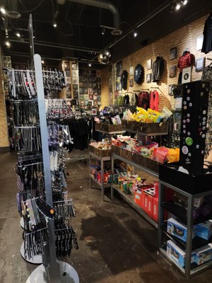 HOT TOPIC - Updated August 2025 - 11 Photos & 17 Reviews - 2901 S ...