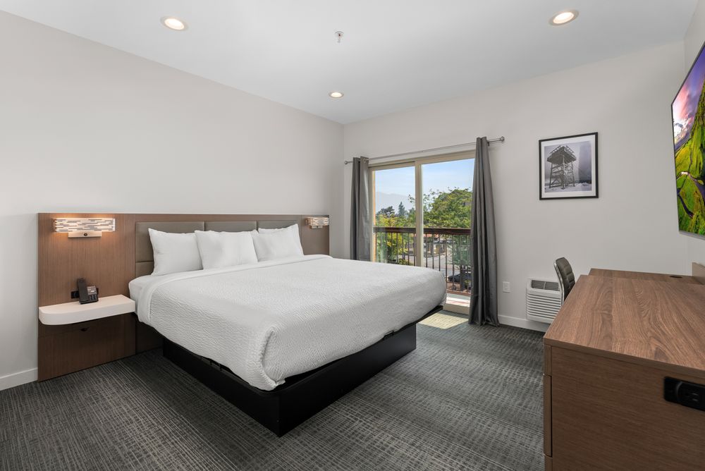 CEDAR STREET HOTEL & SUITES - Updated January 2026 - 415 Cedar St ...