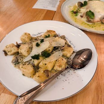 ROE - Updated January 2026 - 55 Photos & 31 Reviews - 207 Unity St ...