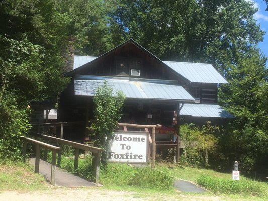 THE FOXFIRE MUSEUM & HERITAGE CENTER - 98 Foxfire Lane Off Cross St ...