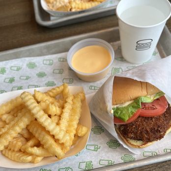 SHAKE SHACK DOWNTOWN INDIANAPOLIS - Updated January 2025 - 96 Photos ...