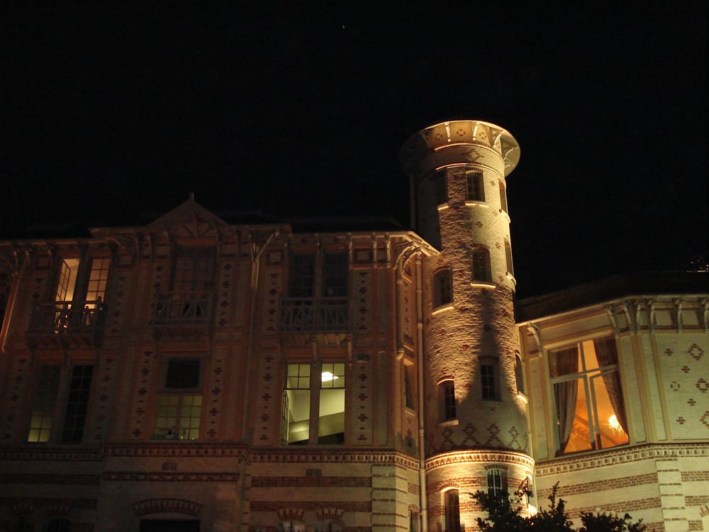 PAVILLON ROYAL - Updated December 2024 - Carrefour du Bout des Lacs ...