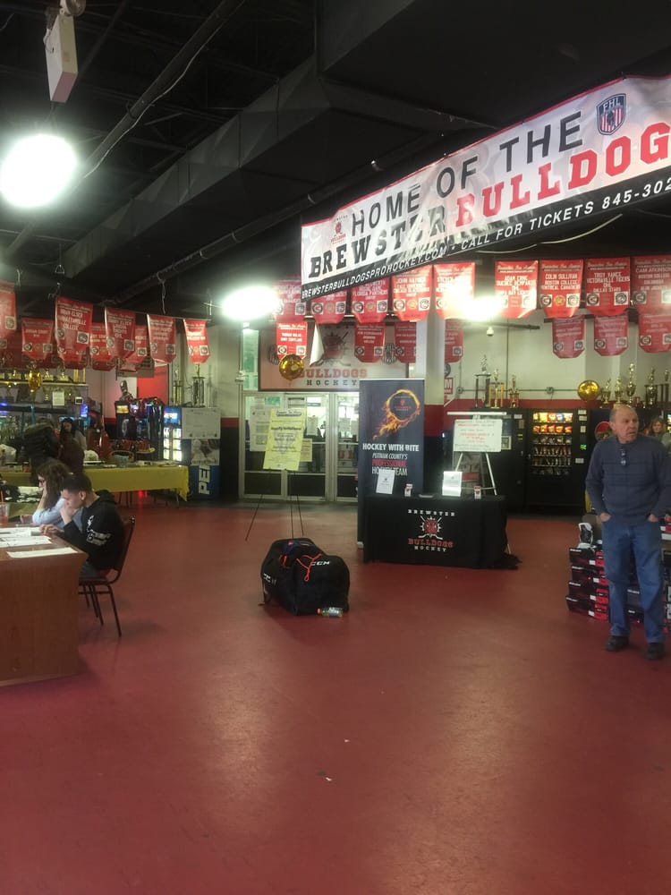 Traditional ice rink...unglamorous but it has what you need. Skate ...