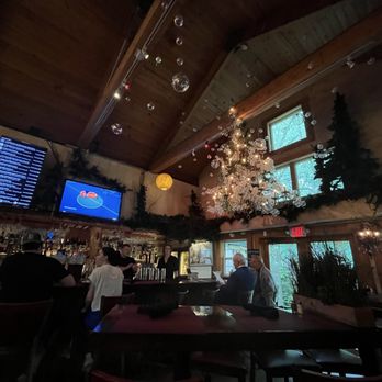 THE TREE HOUSE TAVERN & BISTRO - Updated November 2025 - 1993 Photos ...