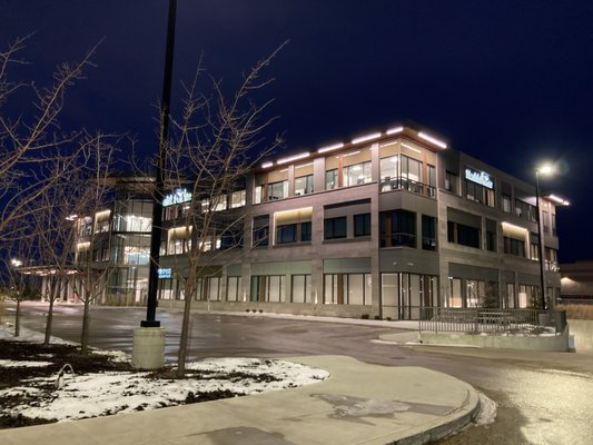 BROKERLINK - Updated December 2025 - 15 Photos - 575 100 Street SW ...