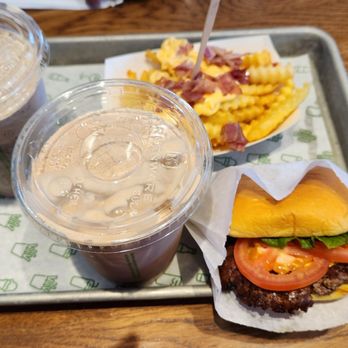 SHAKE SHACK BRIDGEPORT VILLAGE - Updated December 2024 - 38 Photos & 35 ...
