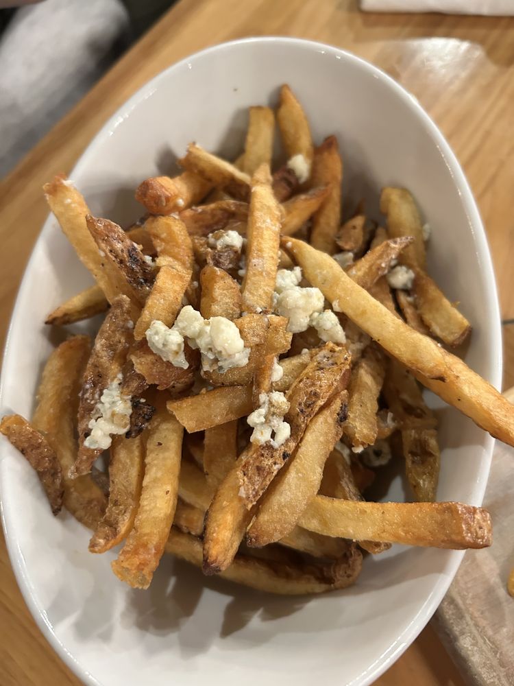 TRAPPEZE PUB - Updated October 2025 - 301 Photos & 572 Reviews - 269 N ...