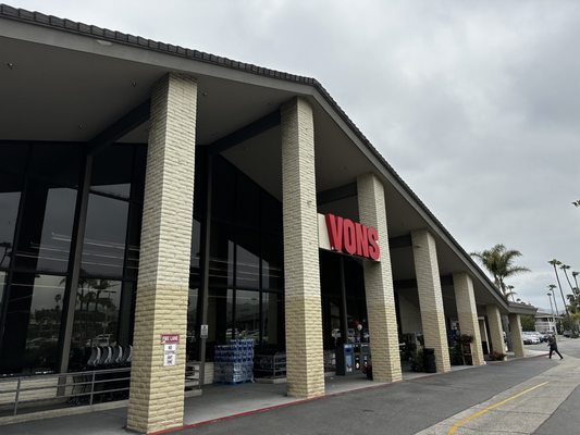 VONS - Updated October 2025 - 95 Photos & 63 Reviews - 2433 Harbor Blvd ...