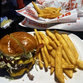 RED ROBIN GOURMET BURGERS AND BREWS - Updated April 2025 - 540 Photos ...