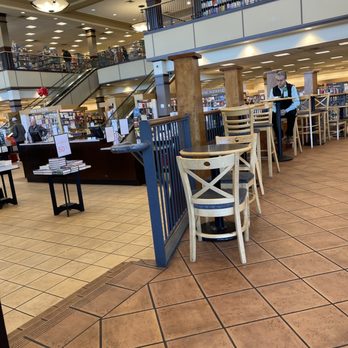 BARNES & NOBLE BOOKSELLERS - Updated November 2025 - 176 Photos & 143 ...